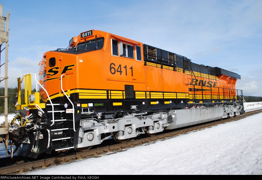 BNSF 6411 left side shot showing how clean and bright the Swoosh logo is in the sun and snow.